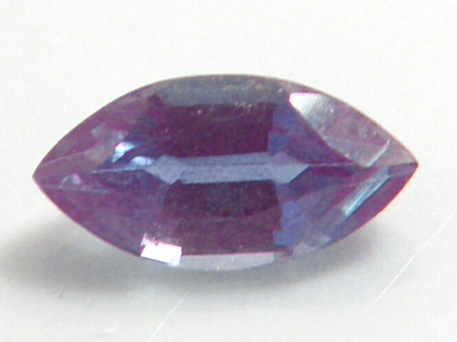 宝石名 　合成石　アレキサンドライト　「クリソベリル成分」 産地 　・・・産 重さ 　0．711ct サイズ 　8．2x4．2x2．9ミリ 色 　青緑色～レディッシュ変色 商品説明 　マーキスカット　合成　クリソベリルアレキサンドライト。 ...