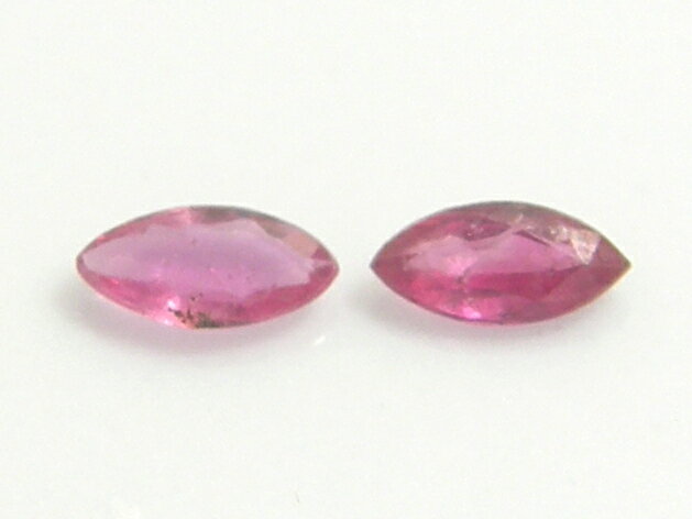 宝石名 　天然石　ルビー 産地 　ミャンマー産 重さ 　2コ　0．15ct サイズ 石のサイズ約　3．9x1．9x1．3ミリ　3．9x2．1x1．0ミリ 色 　赤色 商品説明 　マーキスカット　ルビーペアー。 発送 簡易書留郵便も対応してい...