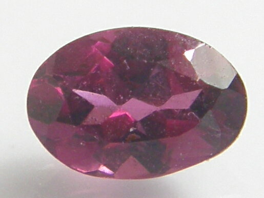 宝石名 天然 　グレープガーネット 産地 　　アフリカ産 重さ 　0．64ct サイズ 　約　6．2x4．3x2．9ミリ 色 　紫色 商品説明 　グレープガーネット　ロードライトガーネット　。 発送 簡易書留郵便も対応しています。重さにより...
