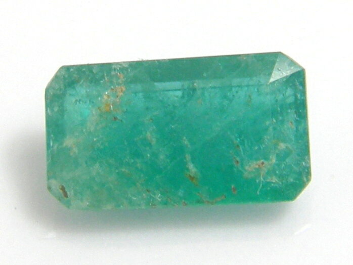 宝石名 天然 　エメラルド　「ベリル」 産地 　アフリカ産 重さ 　0．65ct サイズ 　4．4x17．5x2．5ミリ 色 　緑色 商品説明 　半透明　エメラルド　「ベリル」。 発送 簡易書留郵便も対応しています。重さにより価格変わります。