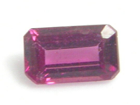 宝石名 　天然　パイロープ　スペサルティンガーネット 産地 　アフリカ産 重さ 　0．32ct サイズ 　5．1x3．1x1．9ミリ 色 　パープルピンク色 商品説明 　エメラルドカット　ペンライト照射　変色効果あり　マラヤガーネット。 発...