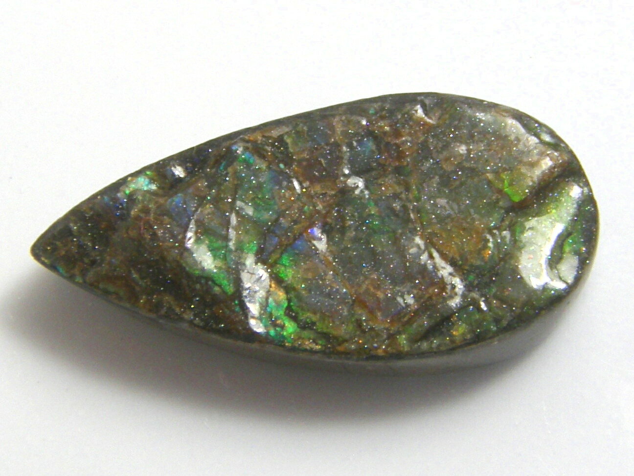 宝石名 天然　アンモライト 産地 　カナダ産 重さ 　10．52ct サイズ 　23x11．2x4．5ミリ 色 　遊色 商品説明 　グリーン色の遊色効果が光が当たり見られるアンモライト。 発送 簡易書留郵便も対応しています。重さにより価格変...