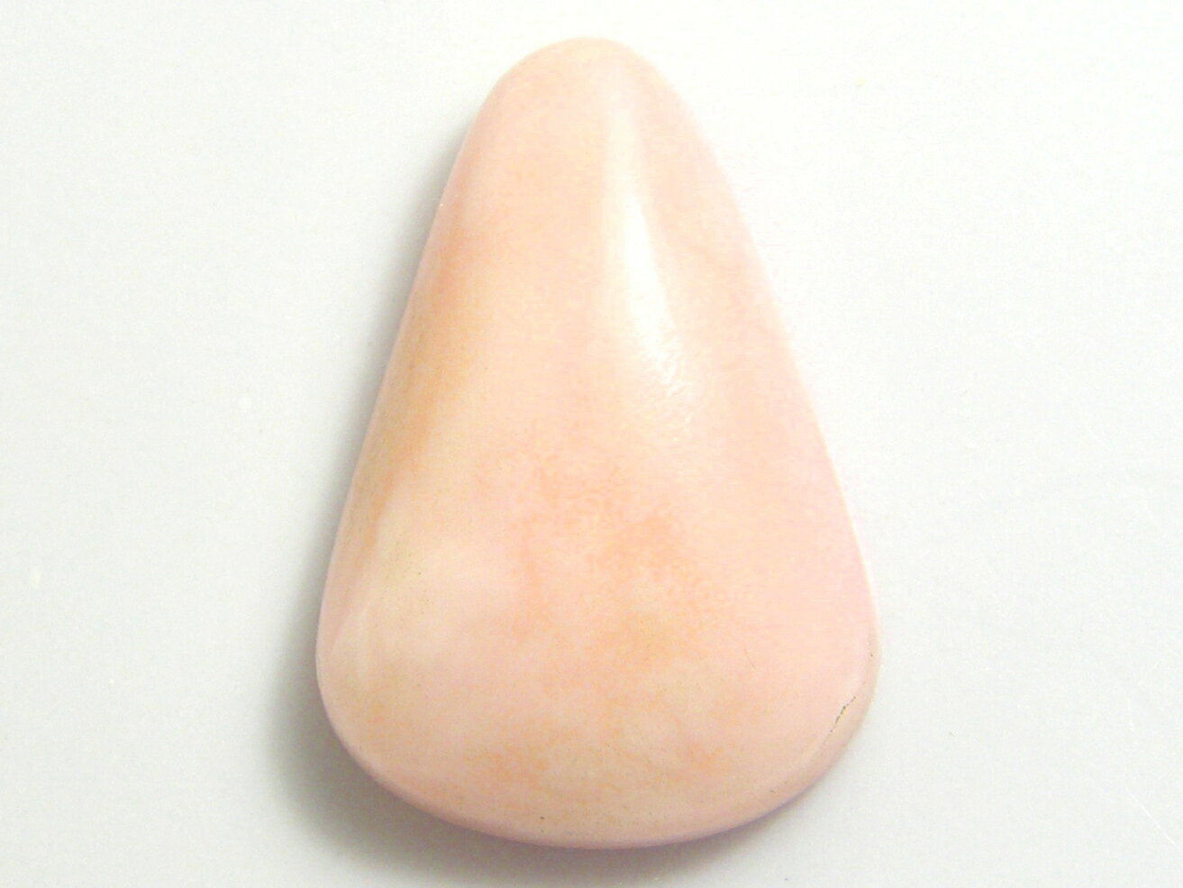 宝石名 天然　ピンクオパール 産地 　南米産 重さ 　13．85ct サイズ 　23x15．9x6．6ミリ 色 　ピンク色 商品説明 　ピンクオパール　コモンオパール　カボッションカットの側面のまるびが左右が若干違う。 発送 簡易書留郵便も...