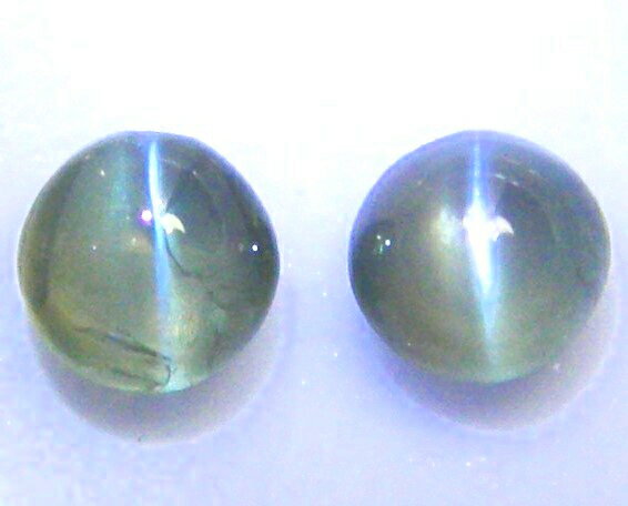 宝石名 天然　アレキサンドライトキャッツアイ 産地 　インド産 重さ 　　2p　0．50ct サイズ 　約3．3x3．4x2．3　2．4ミリ 色 　緑色～レディッシュ変色 商品説明 　シャープ線キャッツアイ効果　透明度あり　ペンライト光当て...