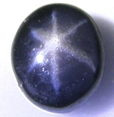 宝石名 天然スピネルスター 産地 スリランカ産 重さ 0．96ct サイズ 5．7x4．85x3．4ミリ 色 ブラック色 商品説明 6本線スター効果抜群 スピネルスター。 発送 簡易書留郵便も対応しています。重さにより価格変わります。