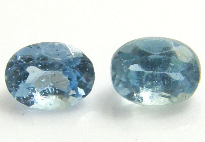 宝石名 天然 アクアマリン 産地 　アフリカ産 重さ 2p　0．35ct サイズ 　約4．1x3．1ミリ 色 　青色 商品説明 　濃い色合いサンタマリア　アフリカーナ　ベリル　ペアー 発送 簡易書留郵便も対応しています。重さにより価格変わります。
