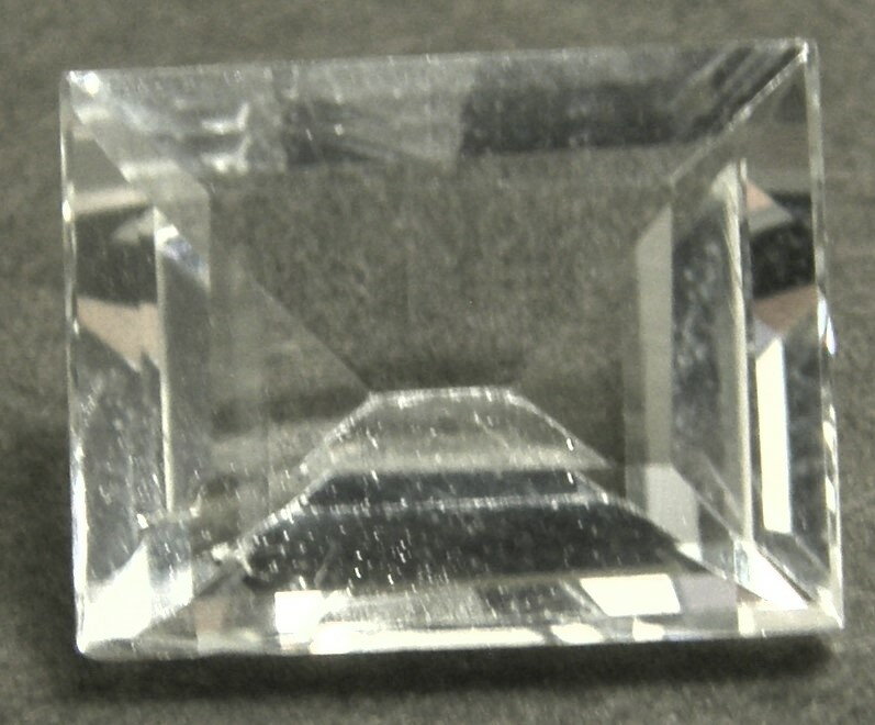 宝石名 天然　ゴッシュナイト　「ベリル」 産地 　スリランカ産 重さ 　2．95ct サイズ 　10．4x8．3x4．8ミリ 色 　ホワイト色 商品説明 　スクエアーカット「角」　アイクリーン　ゴッシュナイト。 発送 簡易書留郵便も対応して...