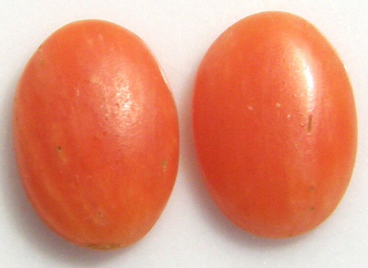 宝石名 　天然石　珊瑚 産地 　地中海　産 重さ 　2コ　1．18ct サイズ 石のサイズ 　5．1x7．2x2．2ミリ　7．1x5．2x2ミリ 色 　レディッシュオレンジ色 商品説明 　地中海産　珊瑚「コーラル」小さい虫食い「巣穴」あり　...