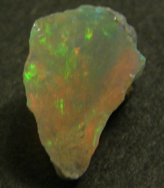 宝石名 天然　オパール 産地 　・・・産 重さ 　0．58ct サイズ 　7．7x5．4ミリ 色 　遊色 商品説明 　赤斑の遊色効果もありますオパール原石。 発送 簡易書留郵便も対応しています。重さにより価格変わります。