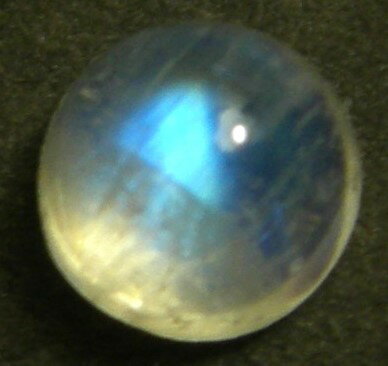 宝石名 　天然　ラブラドライト 産地 　インド産 重さ 　0．75ct サイズ 　5．3x5．4x3．8ミリ 色 　ブルーシラー色 商品説明 　肉眼ではインクリュージョン目立たないブルームーンストーン。 発送 簡易書留郵便も対応しています重...