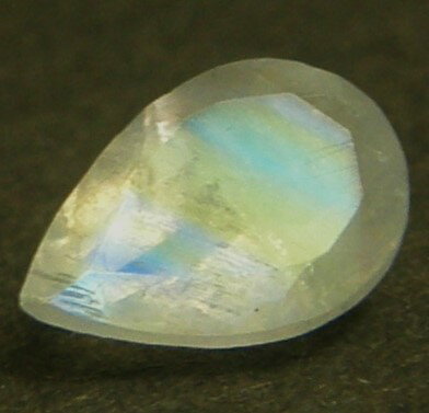 宝石名 　天然　ラブラドライト 産地 　アフリカ産 重さ 　0．42ct サイズ 　6．1x4．1x3．1ミリ 色 　レインボーシラー色 商品説明 　レインボーシラー効果良い　ラブラドライト　ペアシェイプカット。 発送 簡易書留郵便も対応し...