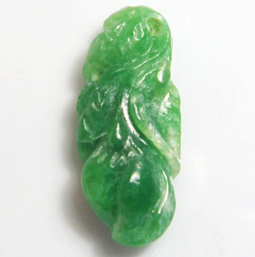 宝石名 天然翡翠 産地 ミャンマー産 重さ 8.08ct サイズ 23x11x4.4ミリ 色 緑色 商品説明 上部穴空け加工済み 両面彫刻されたナチュラルカラージェード翡翠。 発送 簡易書留郵便も対応しています。重さにより価格変わります。