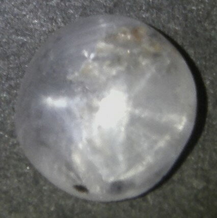 宝石名 　天然石　ホワイトスターサファイア 産地 　スリランカ産 重さ 　1．31ct サイズ 石のサイズ　6．5x6．3x3．2ミリ 色 　ホワイト色 商品説明 　スター効果良い透明度高くインクリュージョンがよく見えるくらいです。 発送 ...