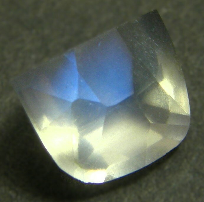 宝石名 天然　ペリステライト 産地 アフリカ産 重さ 　1．14ct サイズ 　5．5x6．9x4．6ミリ 色 　ホワイト色 商品説明 　ファンシーファセットカット　途中で切れたようなカットです　シラー効果はよく出ます。 発送 簡易書留郵便...