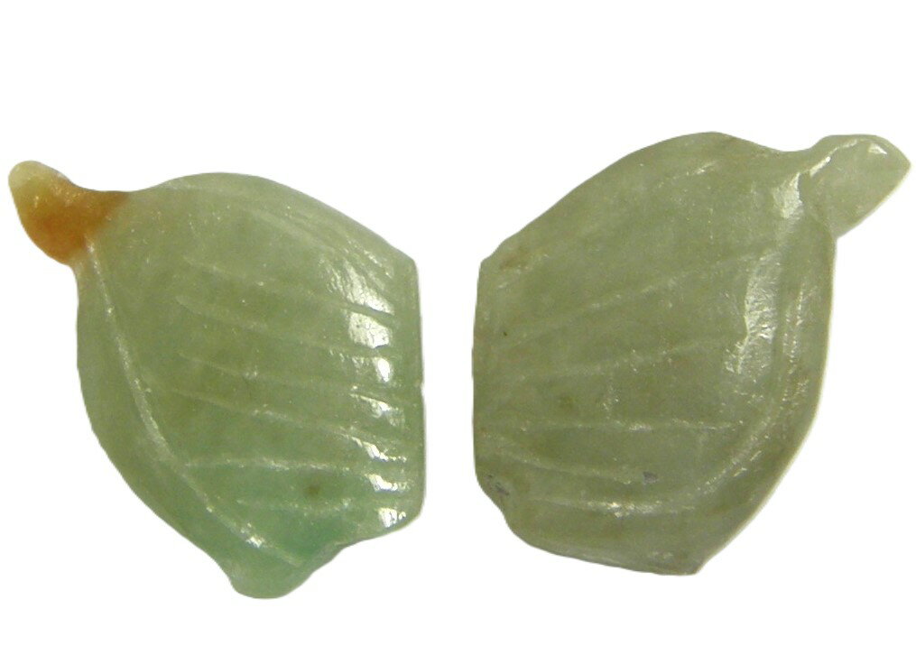 宝石名 天然翡翠 ジェダイト 産地 ミャンマー産 重さ 2個　5．20ct サイズ 　12．3x10．3x2．7ミリ12．3x10．4x3．1ミリ 色 緑色 商品説明 　羽の模様の翡翠カービン「彫刻」ペア　染め無し含浸無しナチュラルカラーこ...