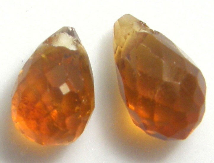 宝石名 天然シトリン　「水晶」 産地 　ブラジル産 重さ 　2個　1．23ct サイズ 　6．8x4ミリ6．7x4．4ミリ 色 　ブラウン色 商品説明 ブリオレットカット「ドロップ」先端横穴あけ加工済み2個セット。 発送 簡易書留郵便も対応...