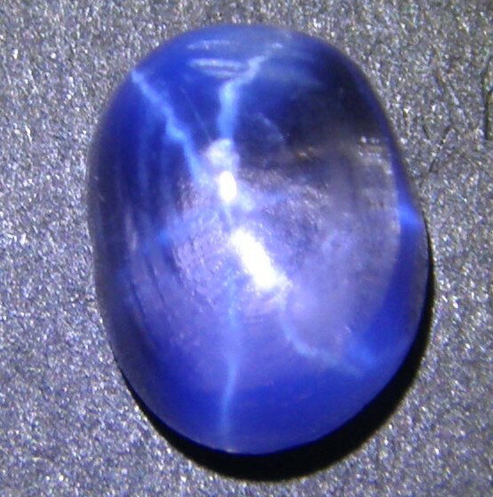 宝石名 　合成石　ブルーサファイア　「リンデスター」 産地 　・・・産 重さ 　1．36ct サイズ 石のサイズ約　7x5．2x3．5ミリ 色 　ブルー色 商品説明 　合成石リンデスター　ブルーサファイア　透明度とても高く黒色の下敷でスター...