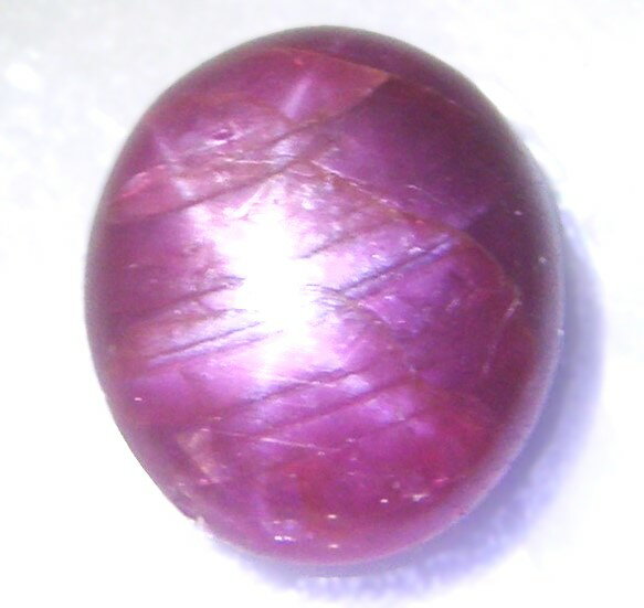 宝石名 天然　スタールビー 産地 　おそらくアフリカ産 重さ 　2．28ct サイズ 　9．1x8x2．8ミリ 色 　赤色 商品説明 　6本線スター効果良い、透かすと透明度も少し感じられる。 発送 簡易書留郵便も対応しています。重さにより価...