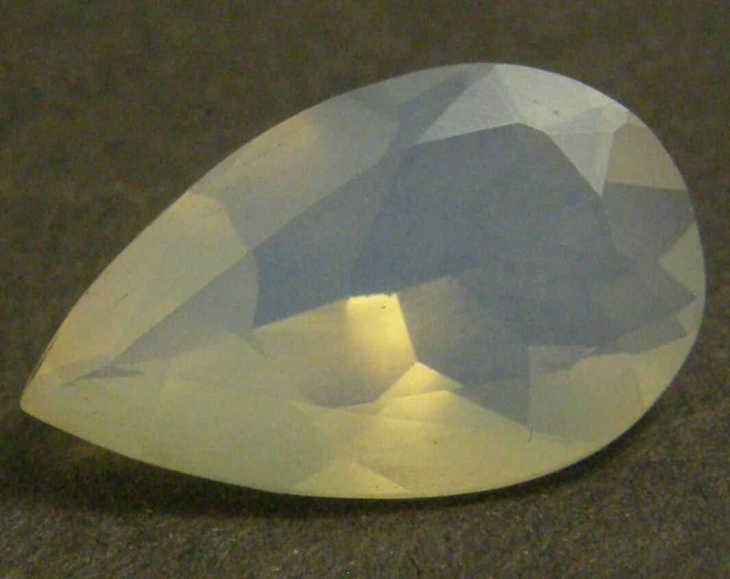 宝石名 天然石　オパール 産地 　オーストラリア産 重さ 　2．70ct サイズ 　15．5x9．4x5．4ミリ 色 　オレンジ色 商品説明 　ペアシェイプファセットカット　黒色下敷では淡いブルーが見られます 発送 簡易書留郵便も対応してい...