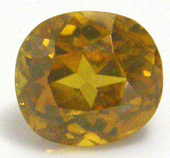 宝石名 天然石 　ゴールデンジルコン 産地 　スリランカ産 重さ 　3．23ct サイズ 石のサイズ 約　8．4x7．7x5．3ミリ 色 　オレンジゴールデン色 商品説明 　ゴールデンジルコン　オレンジより　アイクリーン。 発送 簡易書留郵...