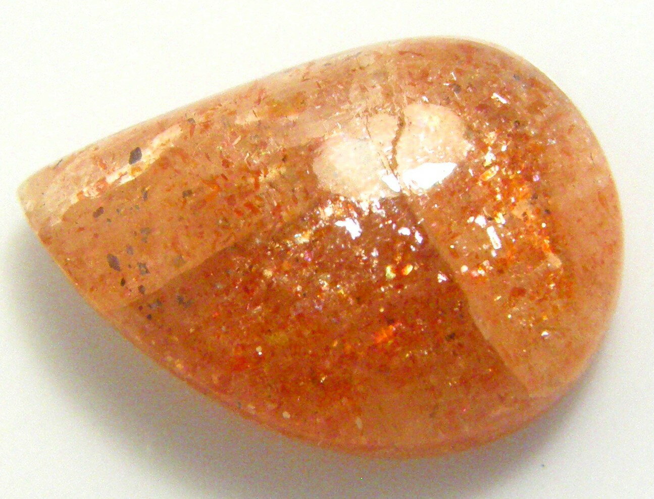 宝石名 天然　サンストーン 産地 　アフリカ産 重さ 　7．56ct サイズ 　16．8x11．6x5．5ミリ 色 　オレンジ色 商品説明 　ファンシーカボションカット　アベンチュリンとレインボー効果も見られます　キズあり。 発送 簡易書留...