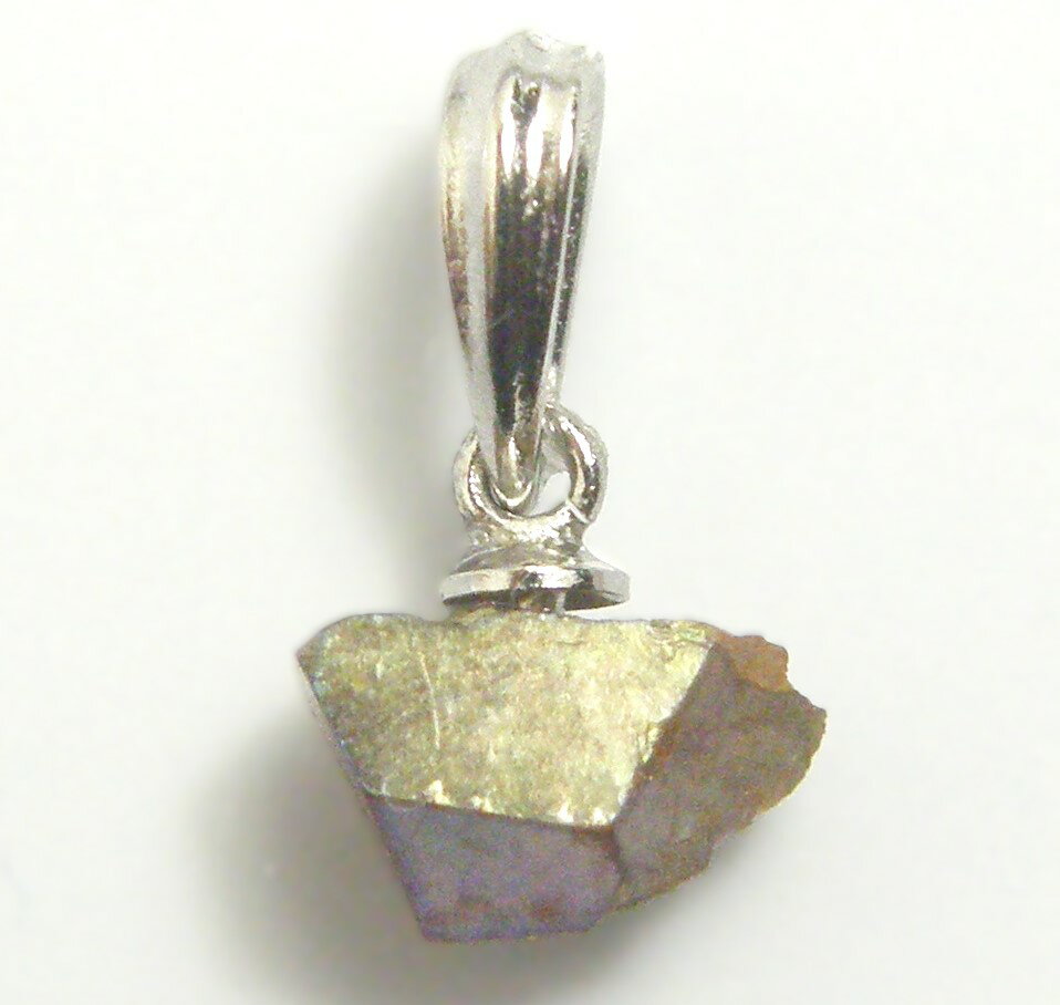 宝石名 天然　レインボーガーネット 産地 　日本産 重さ 　3．98ct サイズ 　石約5．1x8．2x5ミリ　クラスプ付　約14ミリ 色 　オレンジ色 商品説明 　レインボー効果　レインボーガーネット原石　ペンダントトップ　留め金シルバー...