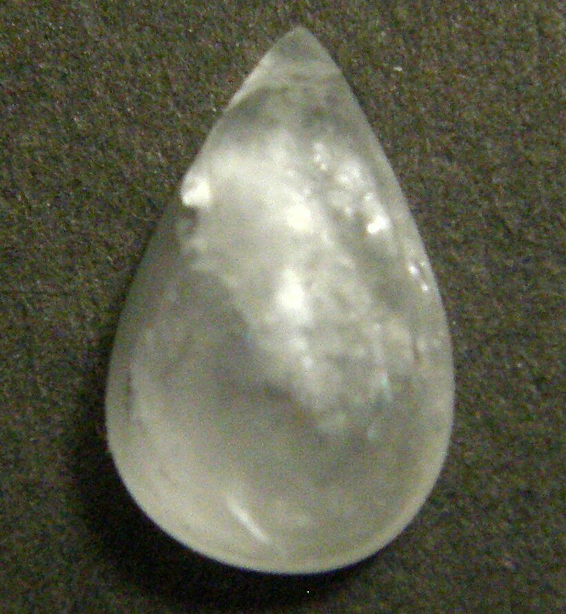 宝石名 天然 　ダンビュライト 産地 　アフリカ産 重さ 　2．63ct サイズ 　11．3x7．2x4．7ミリ 色 　ホワイト色 商品説明 　透明度高い　ペアシェイプカボションカット　石の内部キズやインクリュージョン多い。 発送 簡易書留...