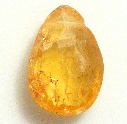 宝石名 　天然石　オレンジサファイア 産地 　タンザニア産 重さ 　1．02ct サイズ 　7．6x5x2．9ミリ 色 　オレンジ色 商品説明 　ブリオレットカット　テリ良い　上部通し横穴あけ加工済み　インクリュージョンあり。 発送 簡易書...