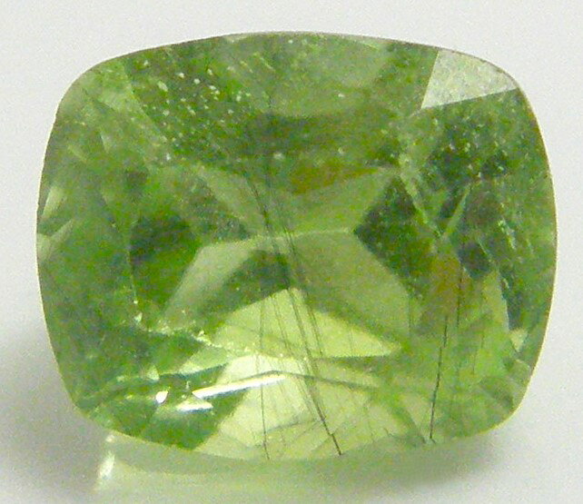 宝石名 天然　ペリドット 産地 　パキスタン産 重さ 　2．61ct サイズ 8．5x7．1x6．1ミリ 色 緑色 商品説明 　鮮やかなグリーンカラー肉眼では感じない針状のインクリュージョン入り。 発送 簡易書留郵便も対応しています。重さに...