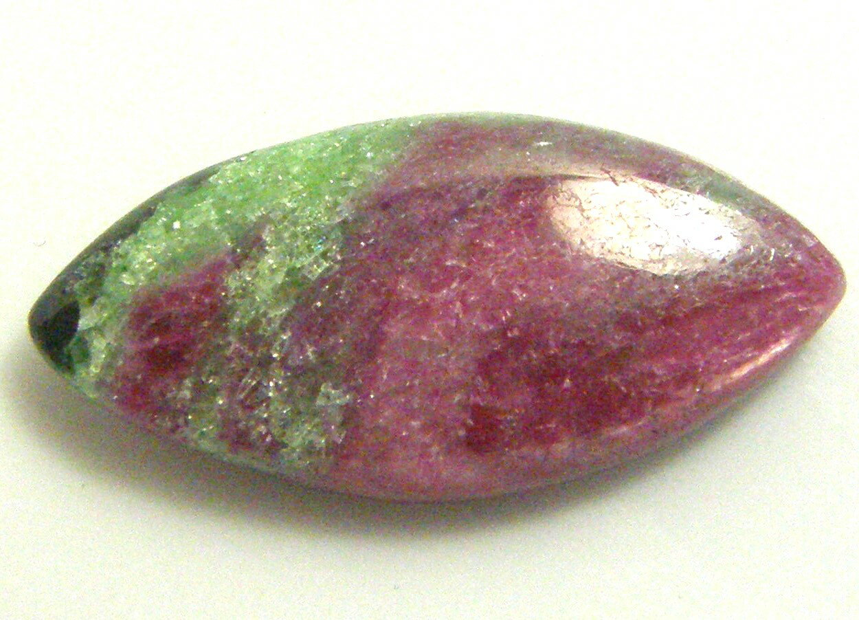 宝石名 天然　ルビーインゾイサイト 産地 　アフリカ産 重さ 　12．94ct サイズ 　24．5x11．8x4．7ミリ 色 緑/赤色 商品説明 　マーキスカット　ルビーインゾイサイト。 発送 簡易書留郵便も対応しています。重さにより価格変...