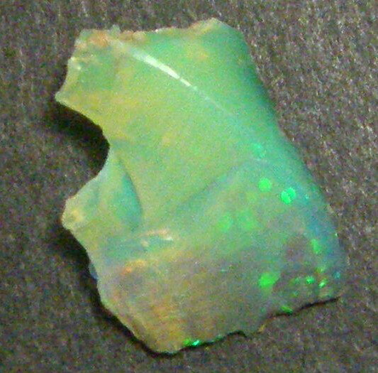 宝石名 　天然　オパール 産地 　・・・産 重さ 　0．86ct サイズ 　10．6x8x3ミリ 色 　遊色 商品説明 　ウォーターオパール原石　下地が黒色で見ますと緑斑など見られます。 発送 簡易書留郵便も対応しています。重さにより価格変...
