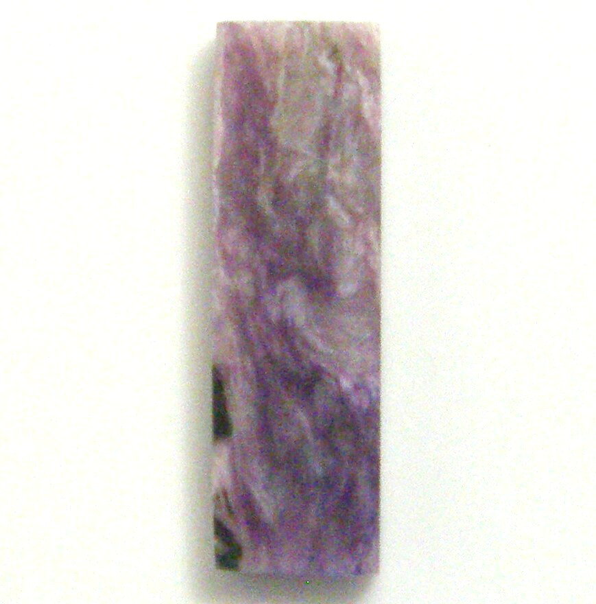 宝石名 天然チャロアイト 産地 　ロシア産 重さ 　7．90ct サイズ 　24x7．5x4．5ミリ 色 紫色 商品説明 　天然のチャロアイトは、その美しいパープルカラーが特徴で、見る者を魅了します。この商品は、7.90カラットのチャロアイ...