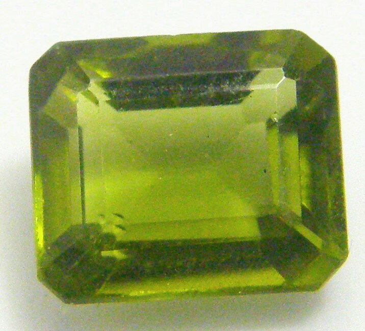 宝石名 天然　ペリドット 産地 　アリゾナ産 重さ 　2．09ct サイズ 　7．9x6．8x4．2ミリ 色 グリーン 色 商品説明 　エメラルドカット　オリーブグリーンカラー　ガードル小キズあり。 発送 簡易書留郵便も対応しています。重さ...