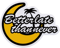 意味「遅くてもやらないよりまし」 SIZE:35mm×27mm コトワザステッカーのミニサイズです。 屋外使用OK！耐水性のあるステッカーです。 白色のビニール素材に印刷されています。 バイクやメットはもちろん、ケータイ、車、楽器、ボード、...