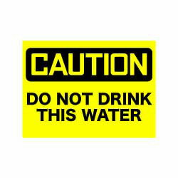 意味：注意 この水は飲めません SIZE:W5.5 H4.0cm 屋外使用OK！耐水性のあるステッカーです。 白色のビニール素材に印刷されています。 バイクやメットはもちろん、ケータイ、車、楽器、ボード、冷蔵庫、自転車、 スーツケース、マグ...