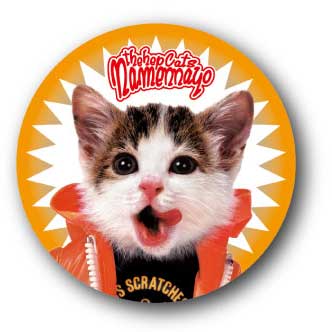 SIZE：直径約76mm ピンタイプ 伝説のキャラクター「なめ猫」の76mm缶バッジです。 トートバッグやリュックにどうぞ！ 同シリーズのダイカットステッカー、ベビーインカーステッカーや 缶入りステッカーセットなどもあります！ 「なめ猫」と...