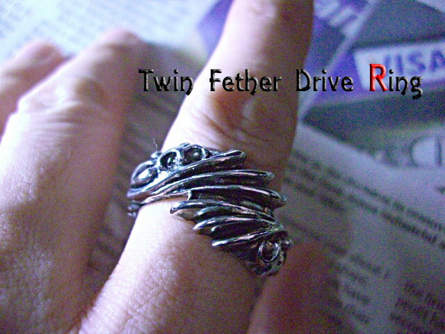 フェザー　イーグル　リング　指輪　羽根　翼　系リング/ネイティブ系リングに最強2枚羽根ツインドライブリングが指をドレスアップ とてもカッコイイ合わせ羽根タイプのフェザーリングとなります。羽根1枚では物足りないという方にピッタリのボリューム感...