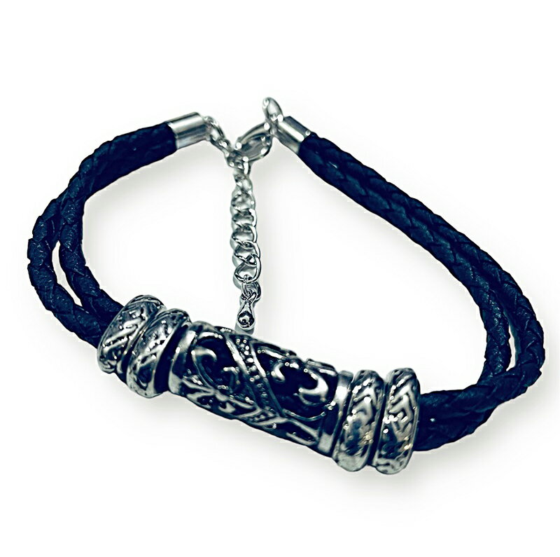 2連編込み黒革レザーローラーブレスレット 天然極太の2連編み込みレザーを使用。フレアデザインを燻しこんでローラーに封じ込めた渾身の男前革ブレスとなります。 ついつい出かけたくなってしまう使いまわし抜群の人気アイテムです!! 本品は有名ブラン...