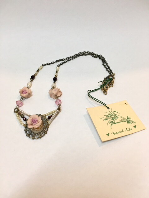ポリマークレイを使った手作りのローズがロマンチックあなたの胸元を飾ります♪お揃いのピアス、リングも別売であります。サイズ L/440　　　　アジャスター/L65　　　　ヘッド/W20xH40材質 金属、ポリマークレイ、ガラスビーズ、スワロフ...