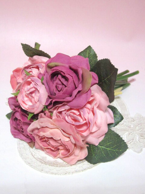 ナチュラルで可愛い薔薇のブーケ♪ 寝かせたりベースに入れたり 飾ってお部屋のアクセントに♪ 内容は約8〜9輪となっております。サイズ：W160xD130xH240（持ち手H70)材質：シルクフラワー他カラー：ピンクパープル系重量：約50g※...