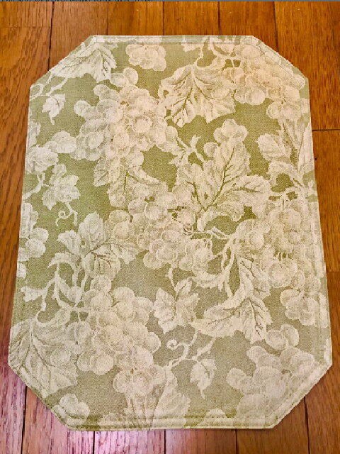 当ショップで大人気！再入荷です！ このマットなら染み込まないので安心！ ビニールだけど、布さながらの風合い♪ グレープ柄が人気です！ サイズ：W470xH310 材質：ビニール カラー：オリーブグリーン ※商品画像はイメージです。 code...