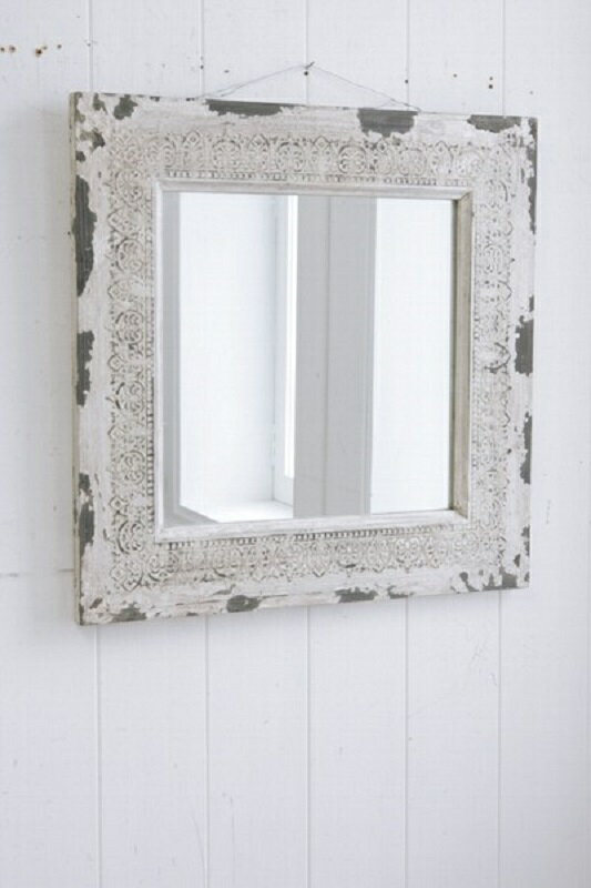 アンティークな雰囲気で傷んだ木や剥がれた塗装等の仕上げがお洒落な壁掛けミラーです。玄関、トイレなどのミラーとしても実用的なミラーで立掛けても使えます。引越や新築のお祝いにも最適。 サイズ：W400xD20xH400 ミラーサイズ：W260x...