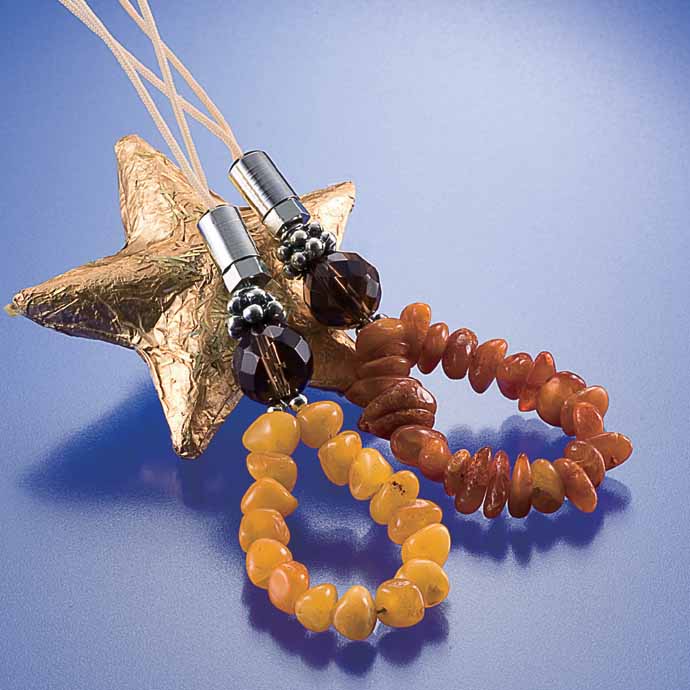 全長約10cm 天然の琥珀さざれチップを使った携帯ストラップです。 天然素材を使用していますので、お届けするお品は画像と色合いや形が異なりますことをご了承ください。