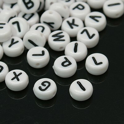 ★アルファベットビーズ ★大きさ：約7mm　厚み：4mm ★紐通し穴：約2mm ★入数：約3600個（500g） ★カラー：白地に黒文字 ★素材：プラスティック 手芸のハンドメイド品、ビーズ細工、ジュエリー・アクセサリー制作に役立つパーツで...