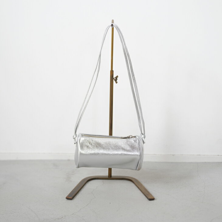 blancle (ブランクレ) M.LEATHER MINIMINI TUBE (silver)ショルダー 鞄 バッグ メタリックレザーの華やかさと滑らかな質感を活かしたバッグ。 チューブ型でコロンとした形が可愛らしいです。 レザーストラッ...