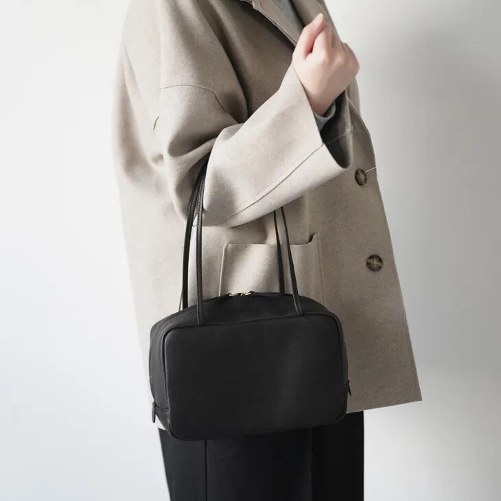 CLEDRAN (クレドラン)NOUVE SQUARE BOSTON (black) ボストンバッグ ハンドバッグ スクエア型 端正なフォルムに宿る、穏やかな上品さ。スクエアシルエットが美しい、ミニマルボストン。 しなやかなレザーで仕立てた...