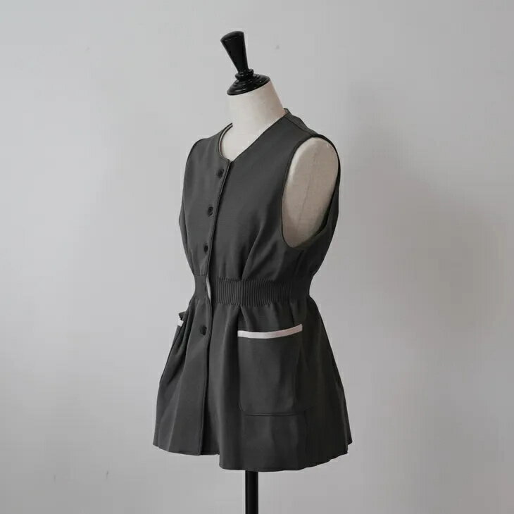 TRICOTE (トリコテ)COLOR KNIT GILET (gray)トップス ジレ ジレジャケット お洒落 個性的 やや厚みのある編み地を使用したニットのジレジャケット。 ボンディングのような、やや厚みのある編み地を使用したニットのジ...