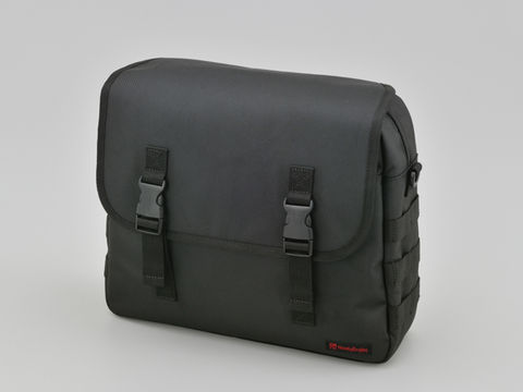 メーカー品番：30822JANコード：4909449593974デイトナDAYTONA HB DHS-25サドルバッグ10L BKカラーブラックサイズ10Lシートバッグと同じ強度を持つ優れたポリエステル1680デニール生地を採用。フラップ、...
