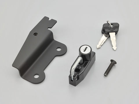 メーカー品番：98165JANコード：4909449598368デイトナDAYTONA ヘルメットホルダー V-STROM250ヘルメットホルダーが純正採用されていない車両にボルトオンで取付可能。左側タンデムステップホルダーと共締めで簡単装...