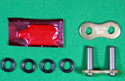 （商品詳細）エヌマ カシメジョイント MLJ 530ZVX3-GP／GPメーカー品番[カタログ品番] ：530ZVX3-GP/GP-MLJチェーンサイズ ：530色[カラー] ：ゴールドサイズ ：530タイプ ：530ZVX3-GP/GPM...